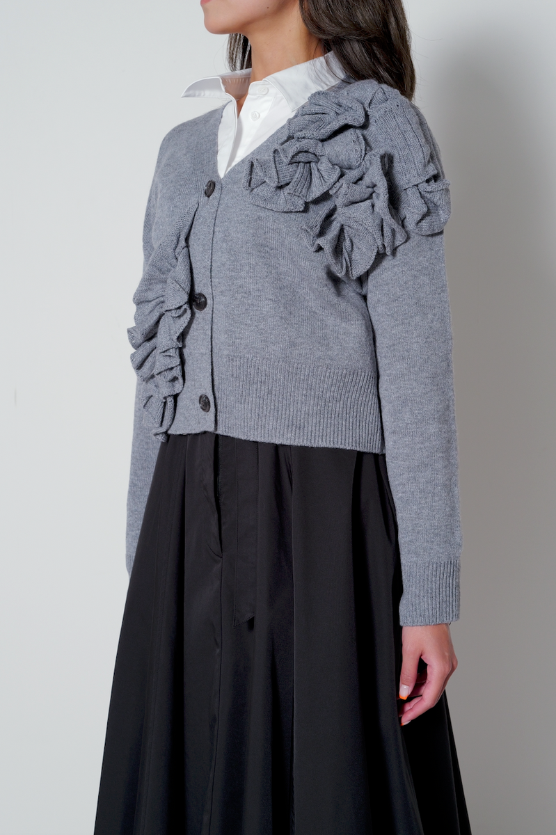 【25AW予約商品-25358074】フリルフラワーモチーフVネックカーディガン – DUAL VIEW